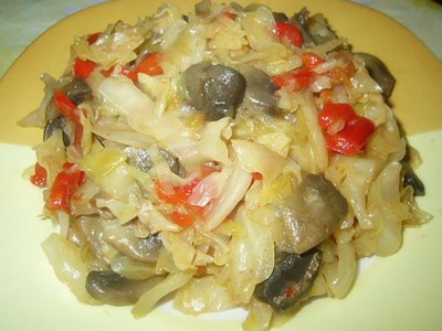 Тушеная капуста без добавок, а также с грибами, морковью и луком ...